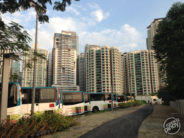 Running on the Longest Linear Park in Metro Manila: BGC Greenway Park ...